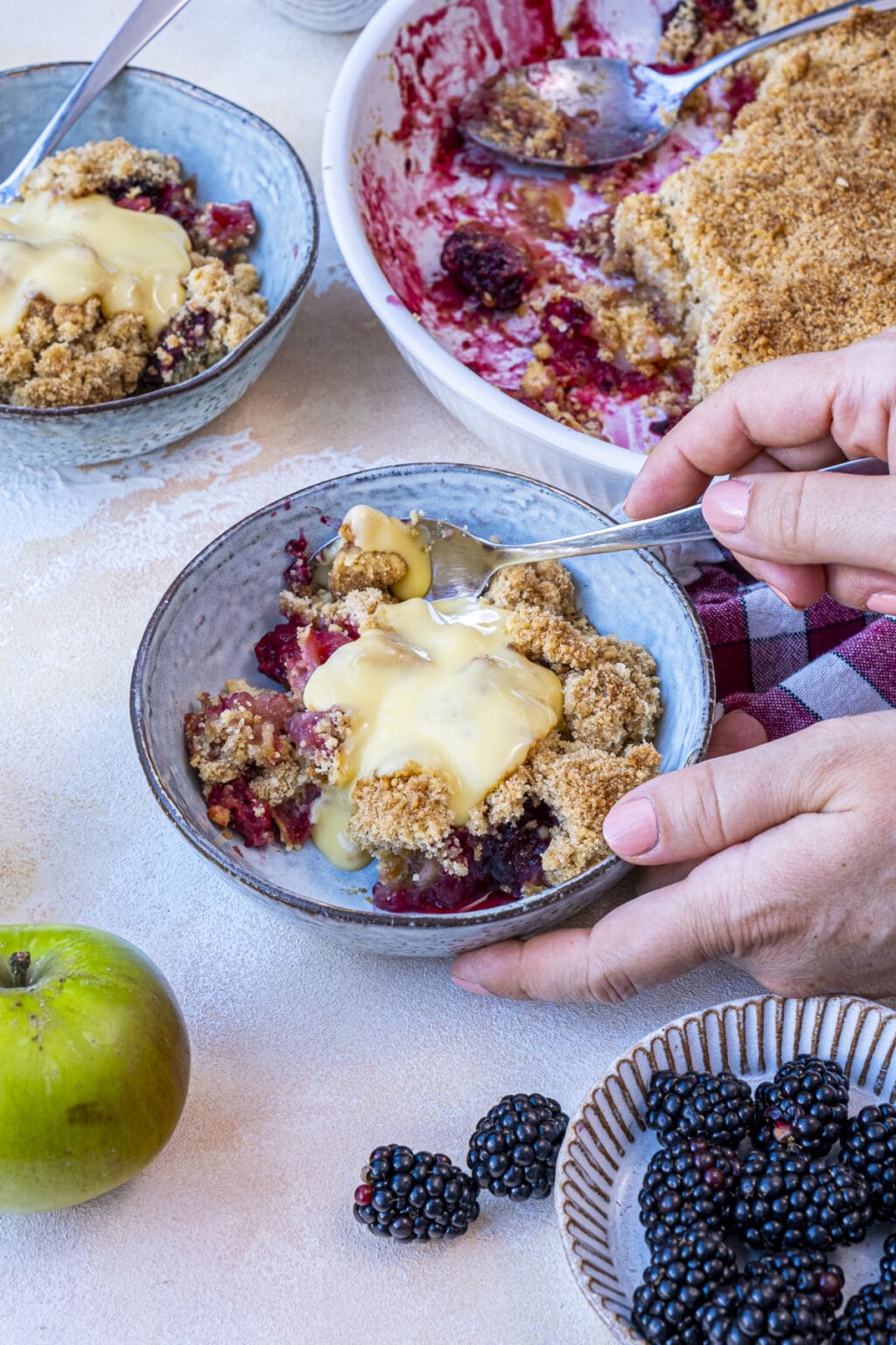 Easy Apple and Blackberry Crumble - Easy Peasy Foodie