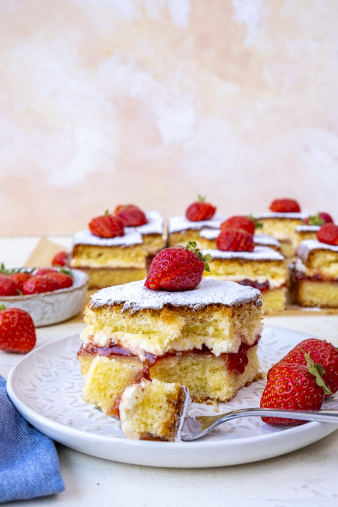 Victoria Sandwich Traybake : Mary Berry’s Victoria sandwich cake – ETKTD