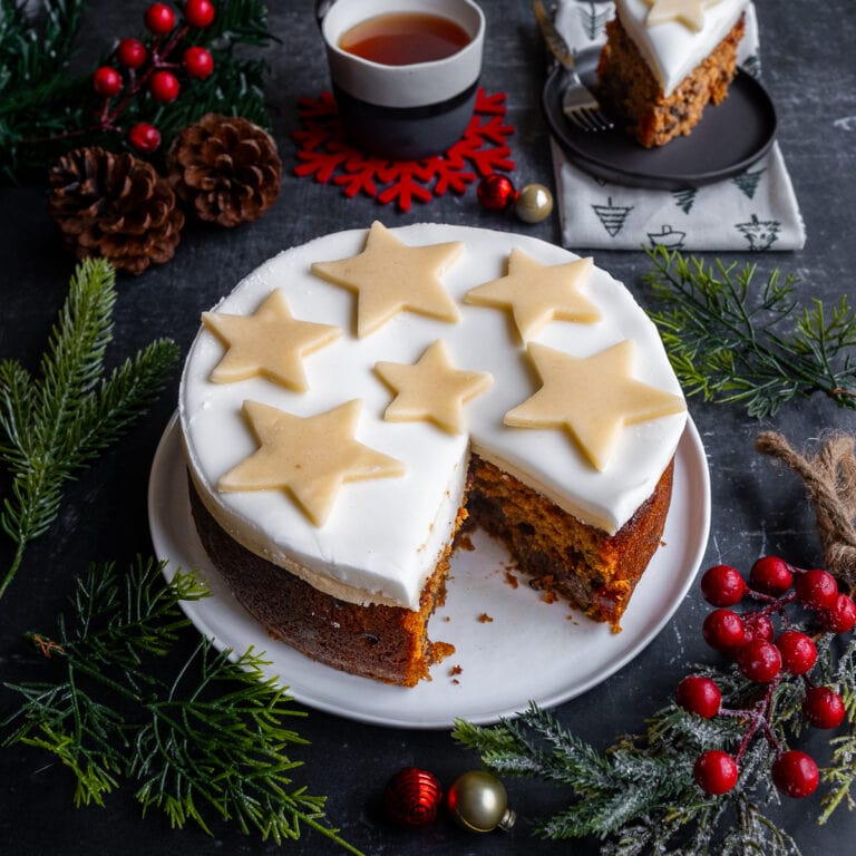 Easy Mincemeat Christmas Cake (The BEST Christmas Cake Hack!) - Easy ...