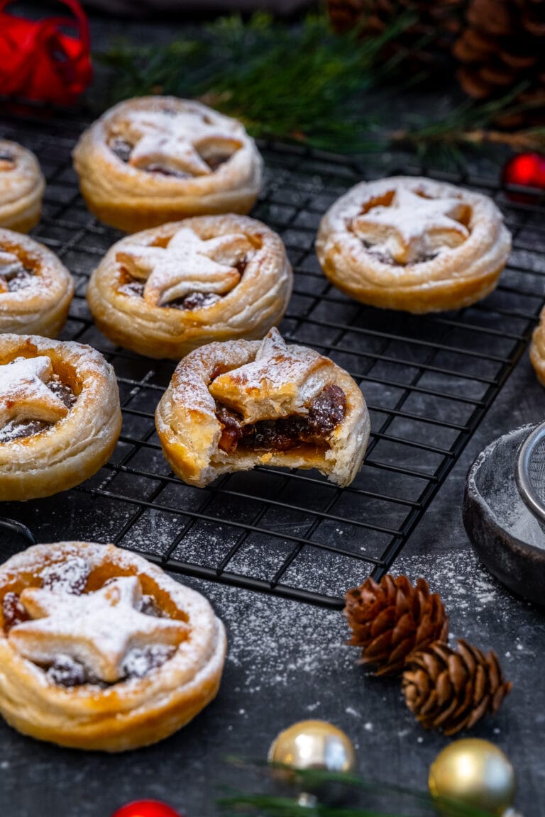 Easy Puff Pastry Mince Pies (Only 3 ingredients!) - Easy Peasy Foodie