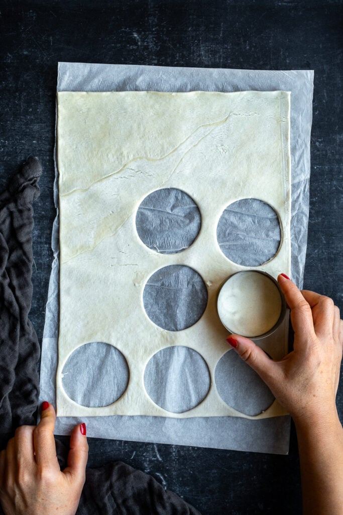Easy Puff Pastry Mince Pies (Only 3 ingredients!) - Easy Peasy Foodie