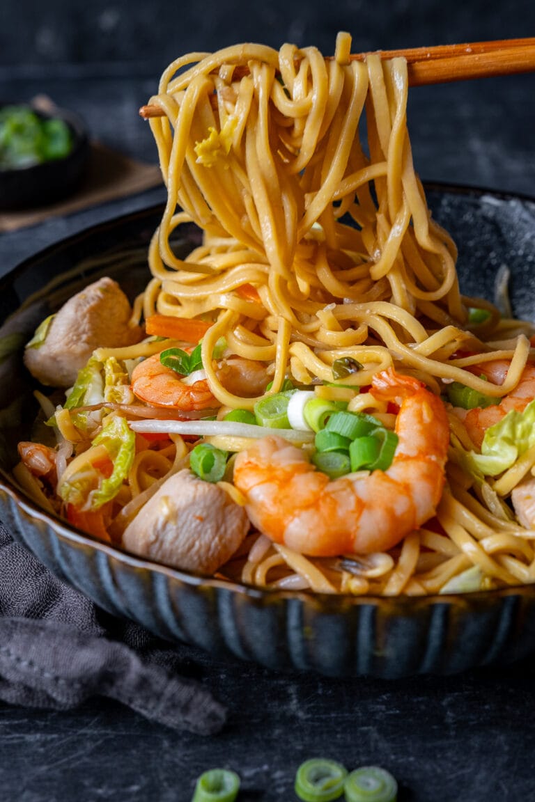 Easy Homemade Chow Mein Sauce (Only 5 ingredients!) - Easy Peasy Foodie