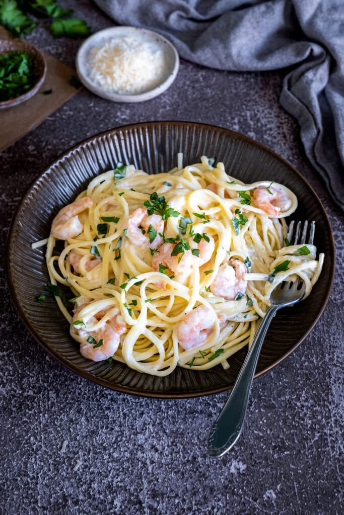 Easy Creamy Prawn Linguine - Easy Peasy Foodie