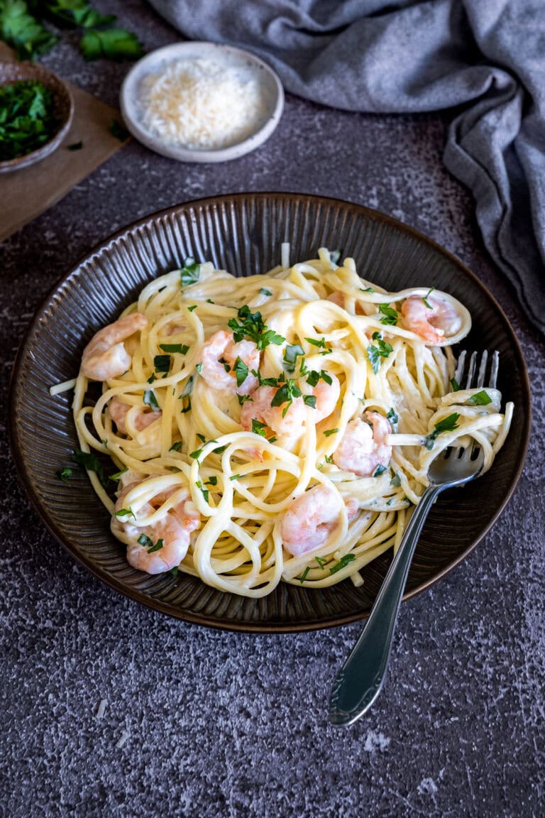 Easy Creamy Prawn Linguine - Easy Peasy Foodie